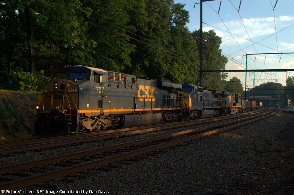 CSX ES44AH 707 leads Q034-02